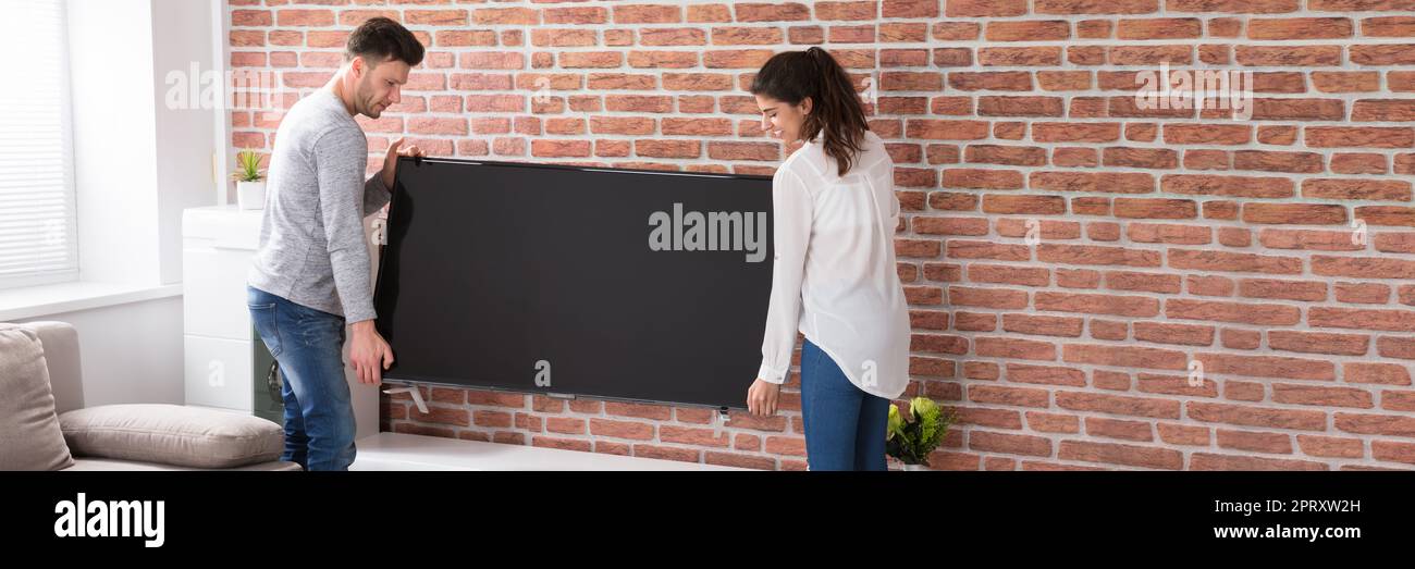 Tv holding hi-res stock photography and images - Alamy