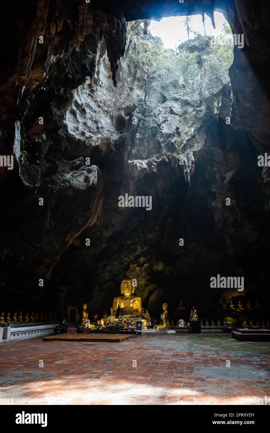 Phetchaburi, Thailand. 26th Apr, 2023. The rays of the sun shine ...