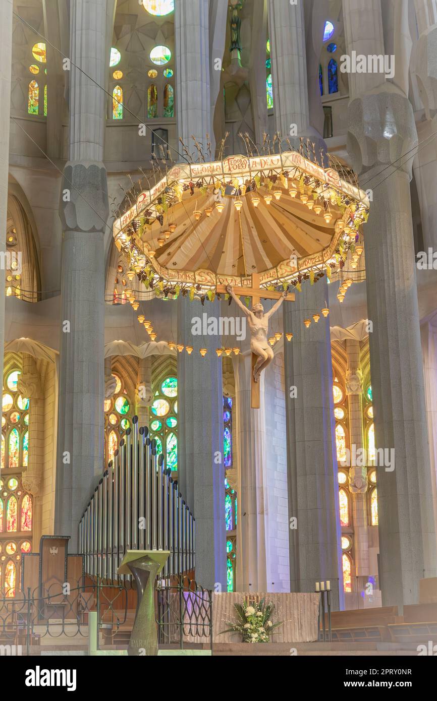 BARCELONA, SPAIN-AUGUST 22, 2022: Altar, organ and columns of the apse ...