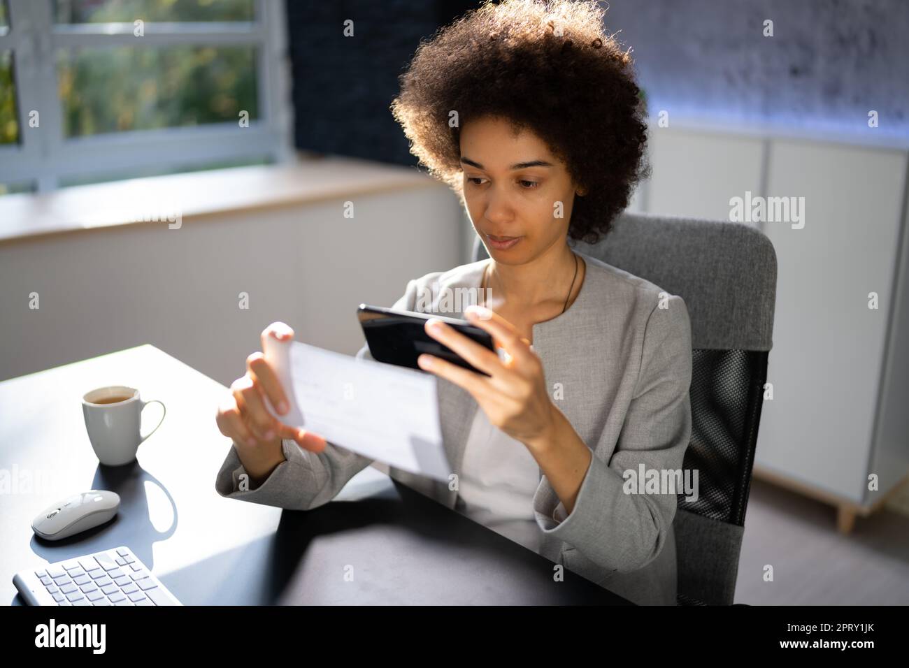 Remote Cheque Deposit Using Mobile Phone. Check Capture Stock Photo - Alamy