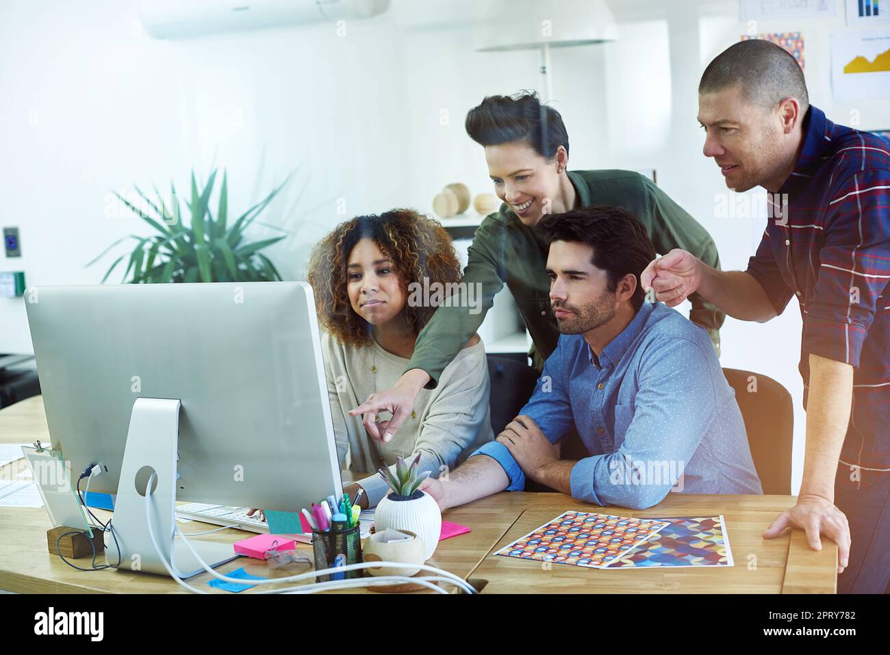 Helping coworkers hi-res stock photography and images - Alamy