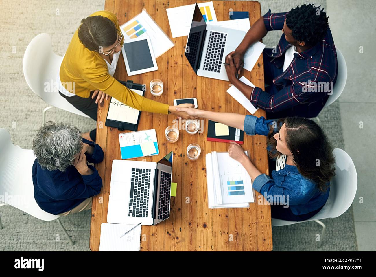 Man and woman across a table hi-res stock photography and images - Alamy