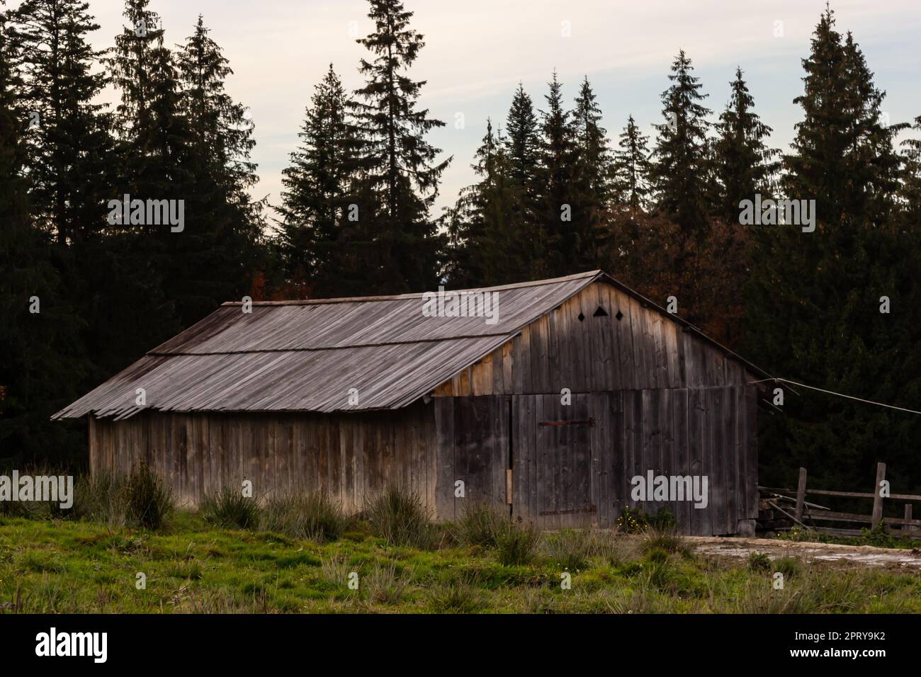 Wooden hut construction hi-res stock photography and images - Alamy