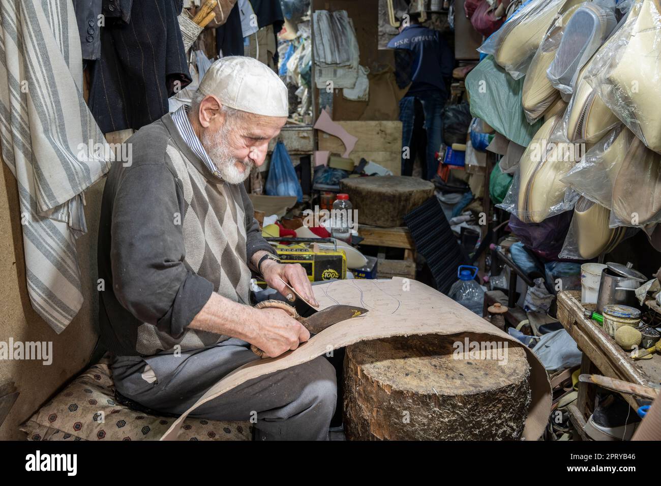 Leather craftsman work shop hi-res stock photography and images - Alamy