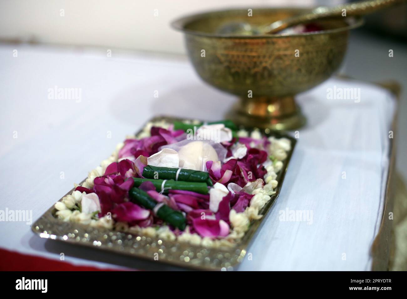 Selective focus betel leaf with jasmine and rose flowers background ...