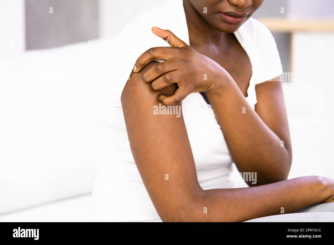 African skin scratching hi-res stock photography and images - Alamy