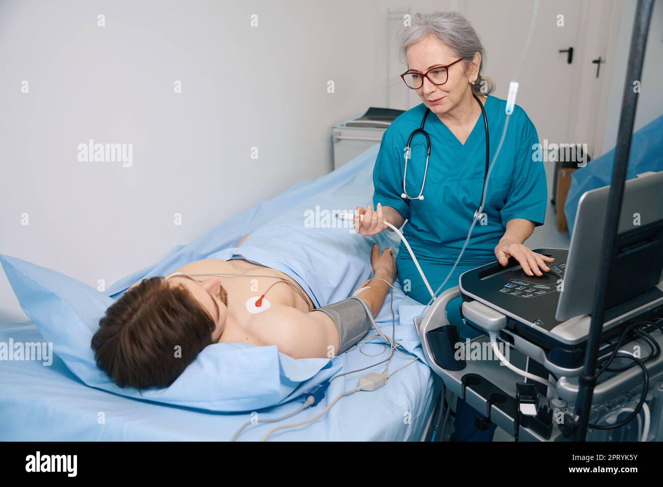 Cardiologist checking cardiogram patient hi-res stock photography and ...