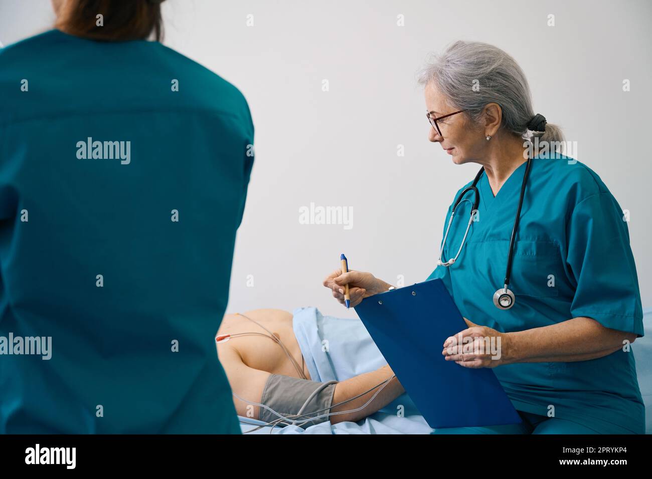 Female medical worker examines a patient on modern equipment Stock ...
