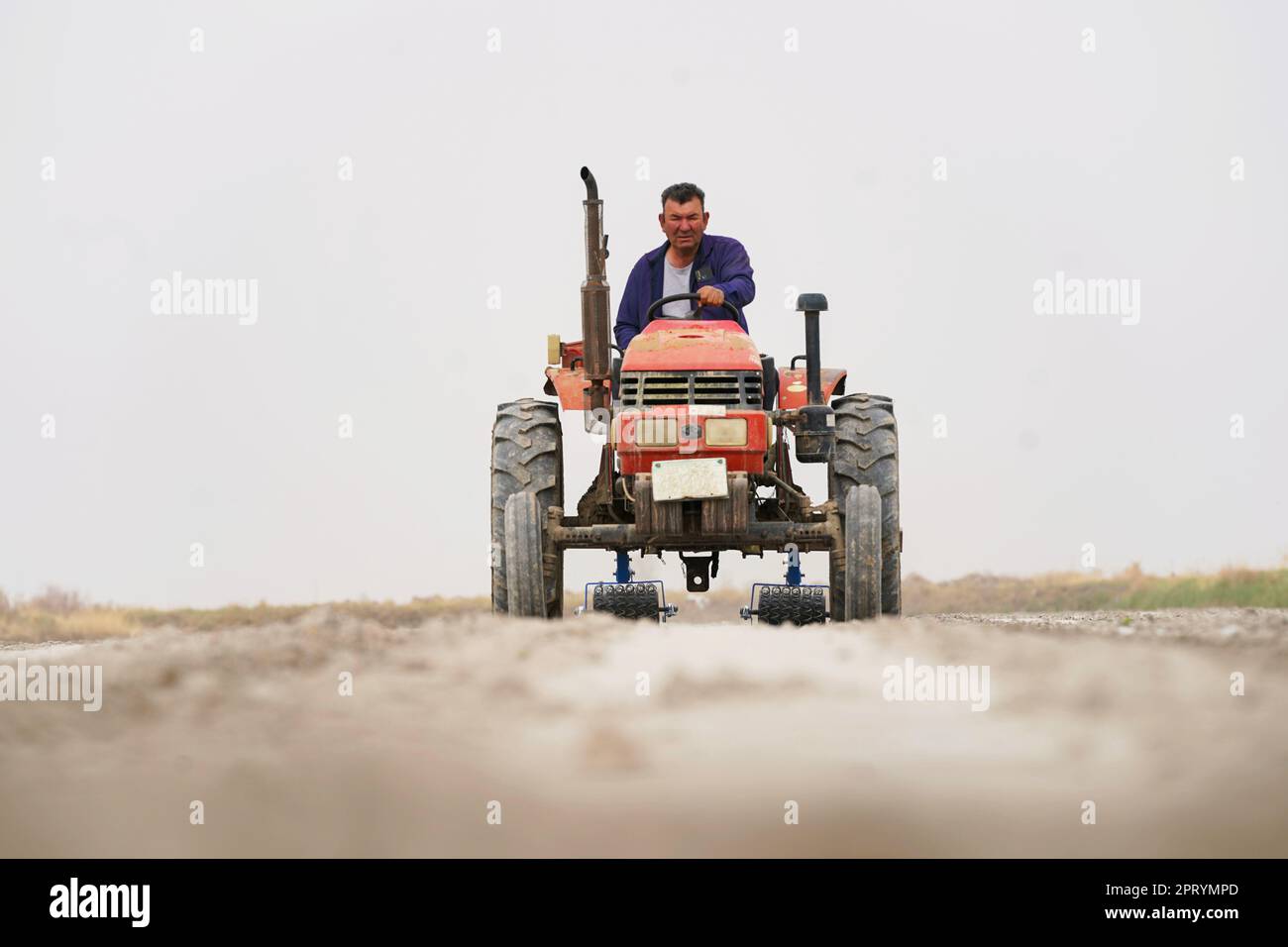 (230427) -- YULI, April 27, 2023 (Xinhua) -- Arkin Reyim drives a ...