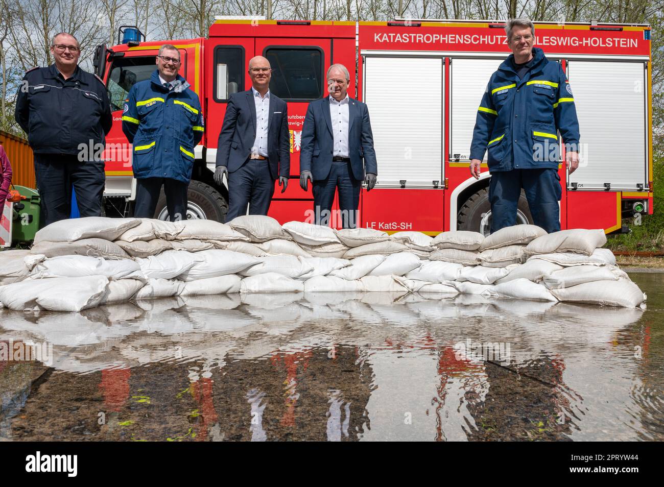 Hochwasser europa menschen hi-res stock photography and images - Alamy