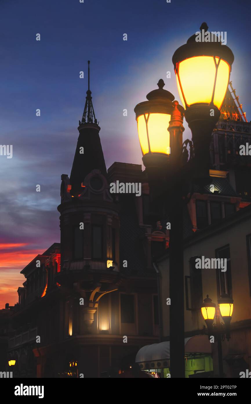 Glowing streetlights hi-res stock photography and images - Alamy