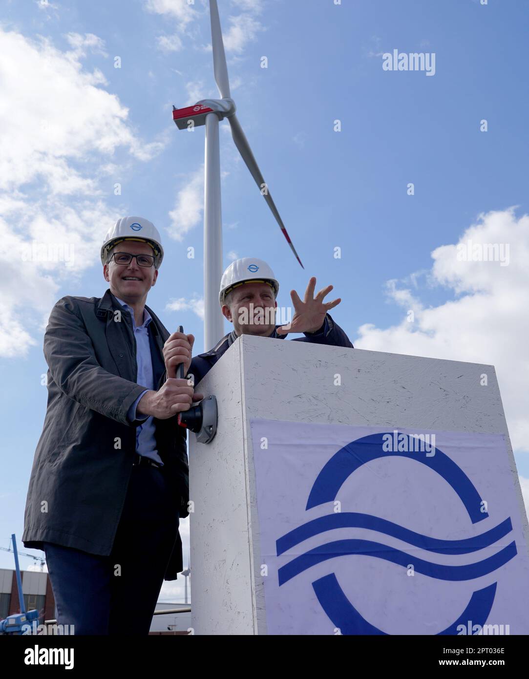 27 April 2023, Hamburg: Jens Kerstan (r, Bündnis 90/Die Grünen ...