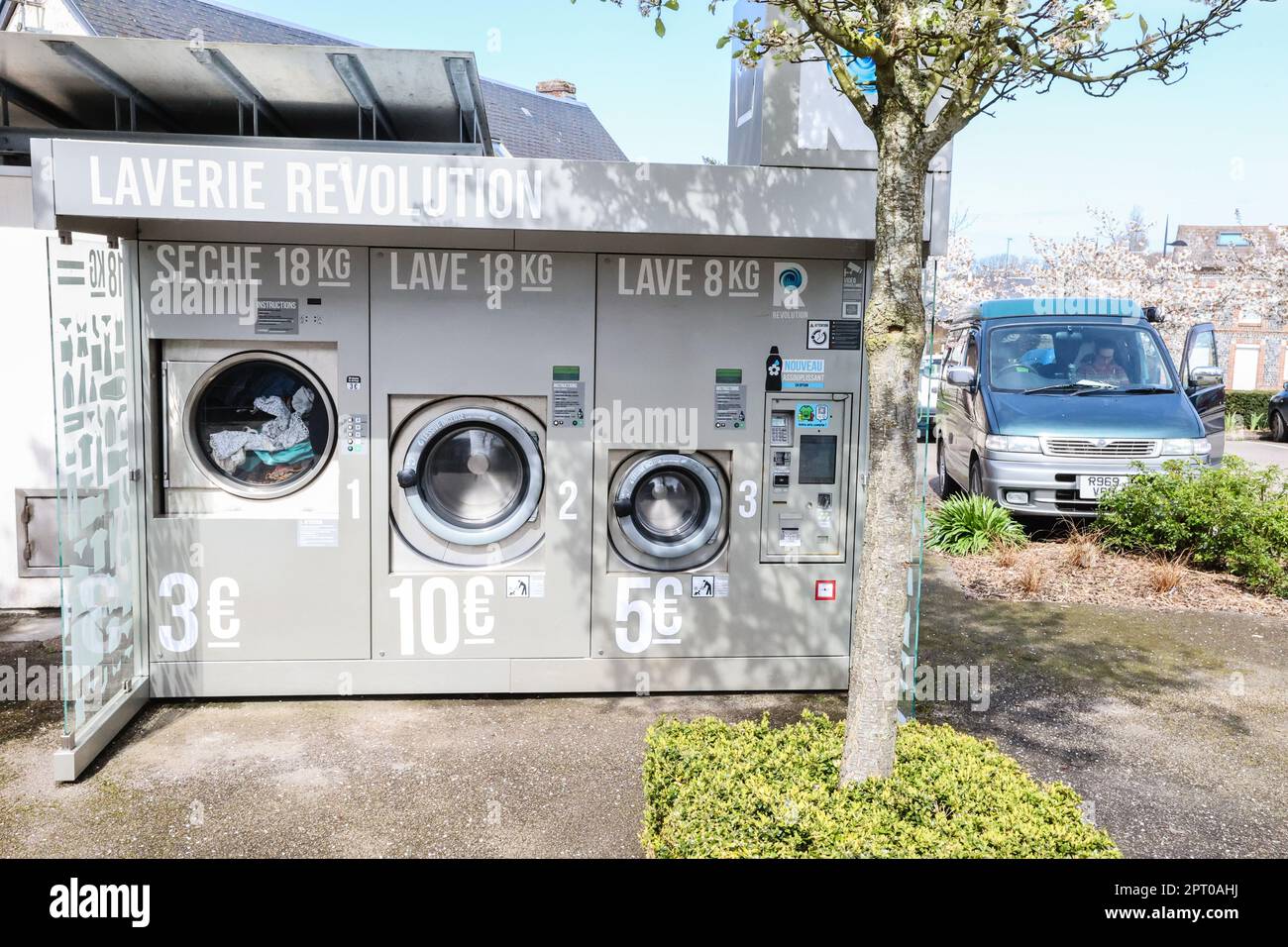 Laundry self service france hi-res stock photography and images - Alamy