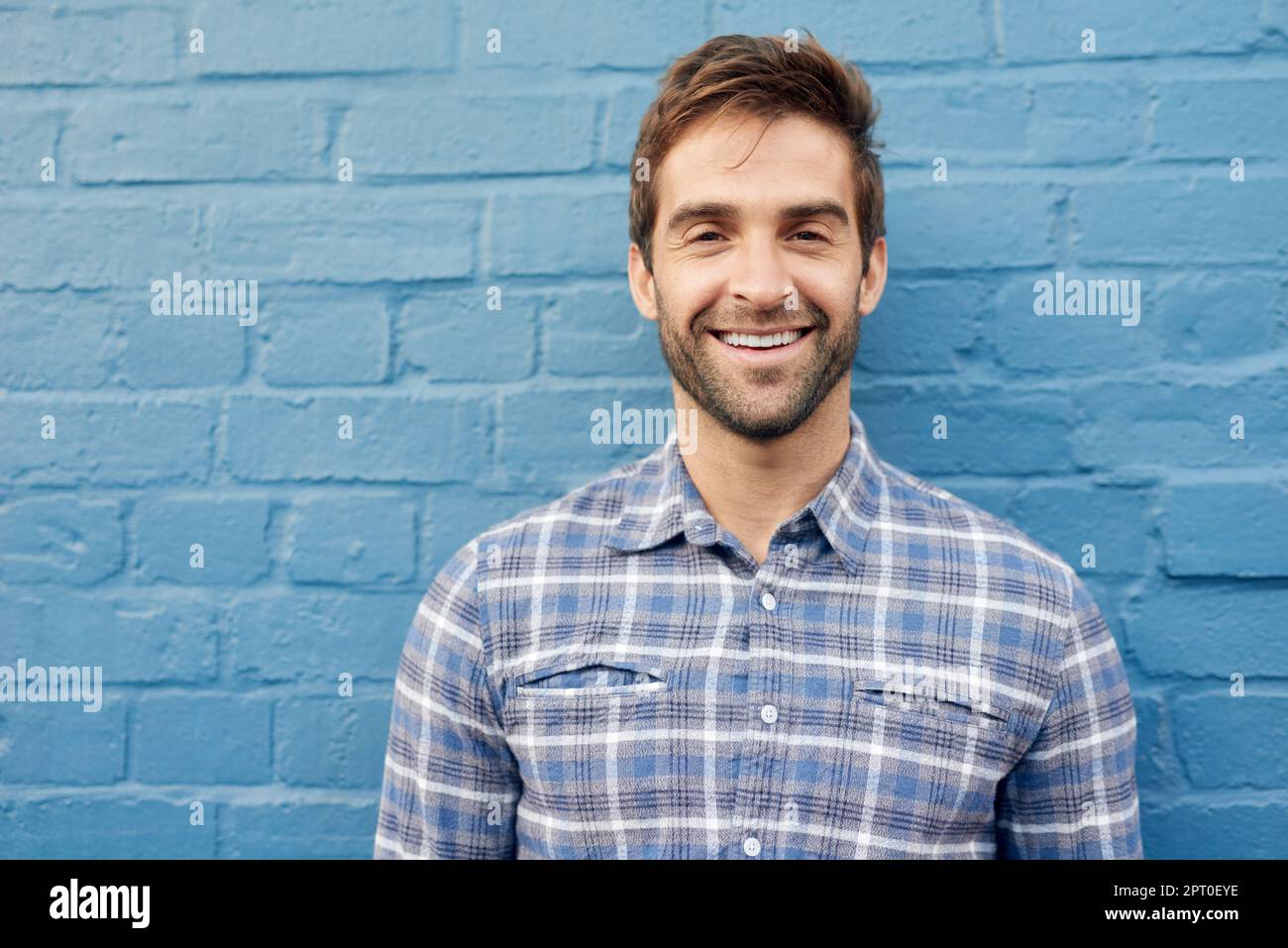 Man standing against a wall hi-res stock photography and images - Alamy
