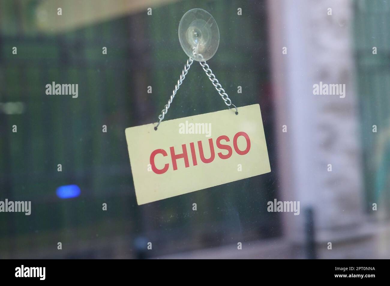 chiuso translation closed sign in a store shop window Stock Photo - Alamy