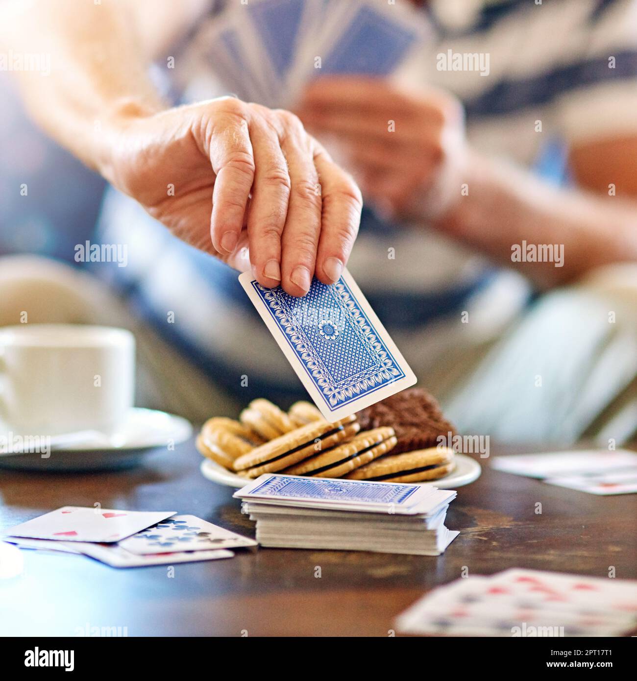Senior citizens playing cards hi-res stock photography and images - Alamy