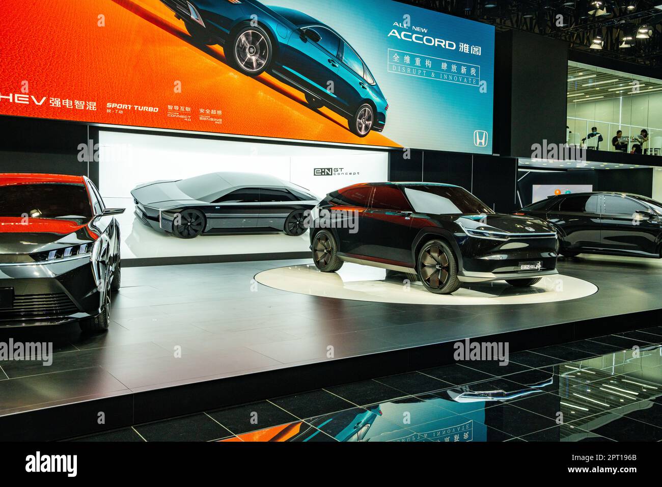 Honda e:N SUV序 (xu) concept EV surrounded by e:NP2 and e:NS2 prototypes ...