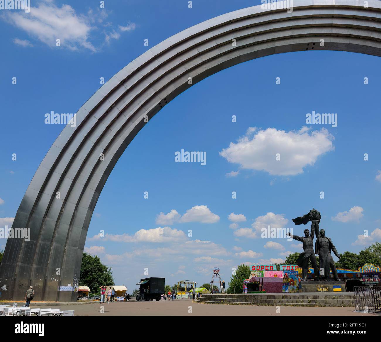Monument to the brotherhood of nations and arch of freedom in Kiev ...