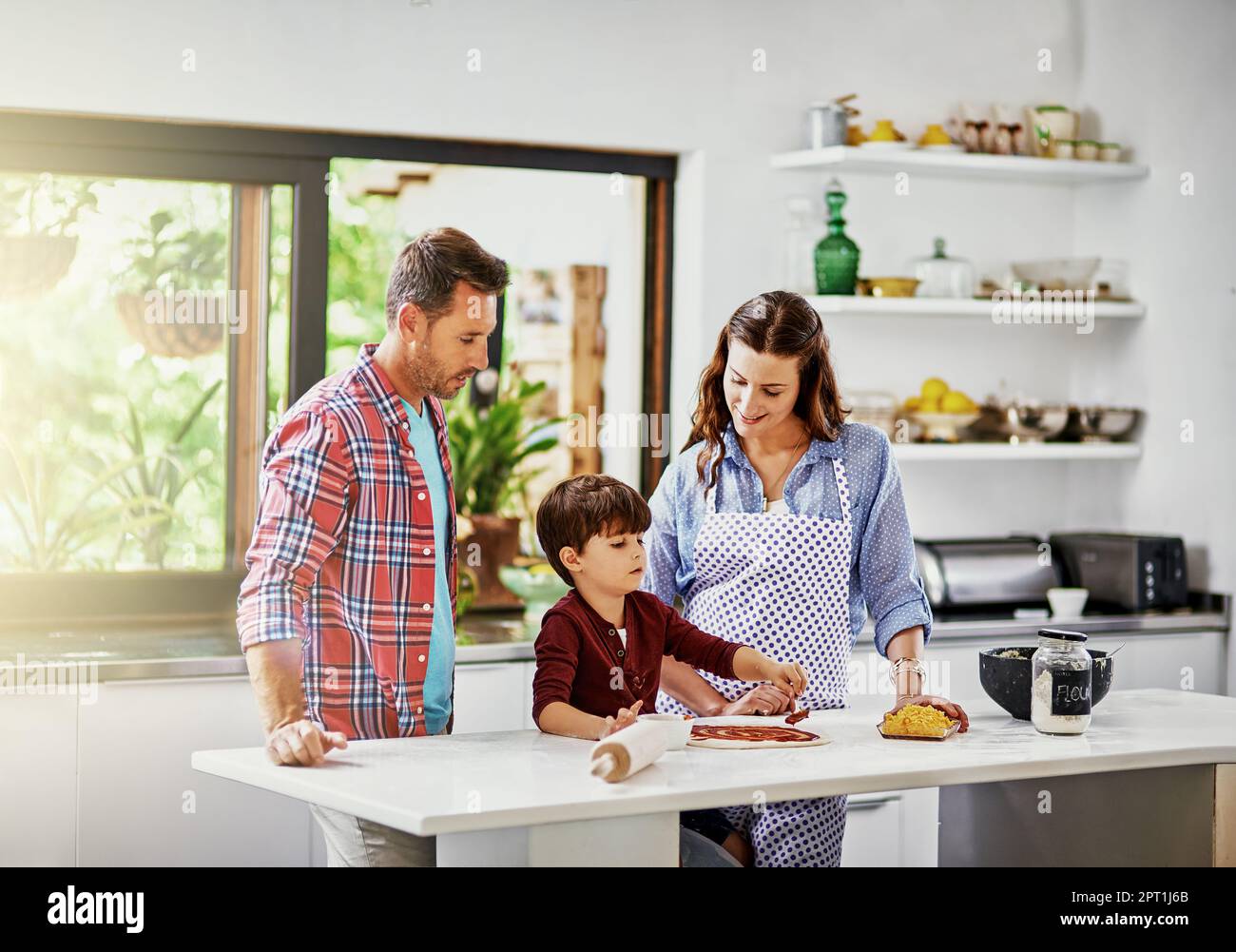 Father making pizza kids hi-res stock photography and images - Alamy