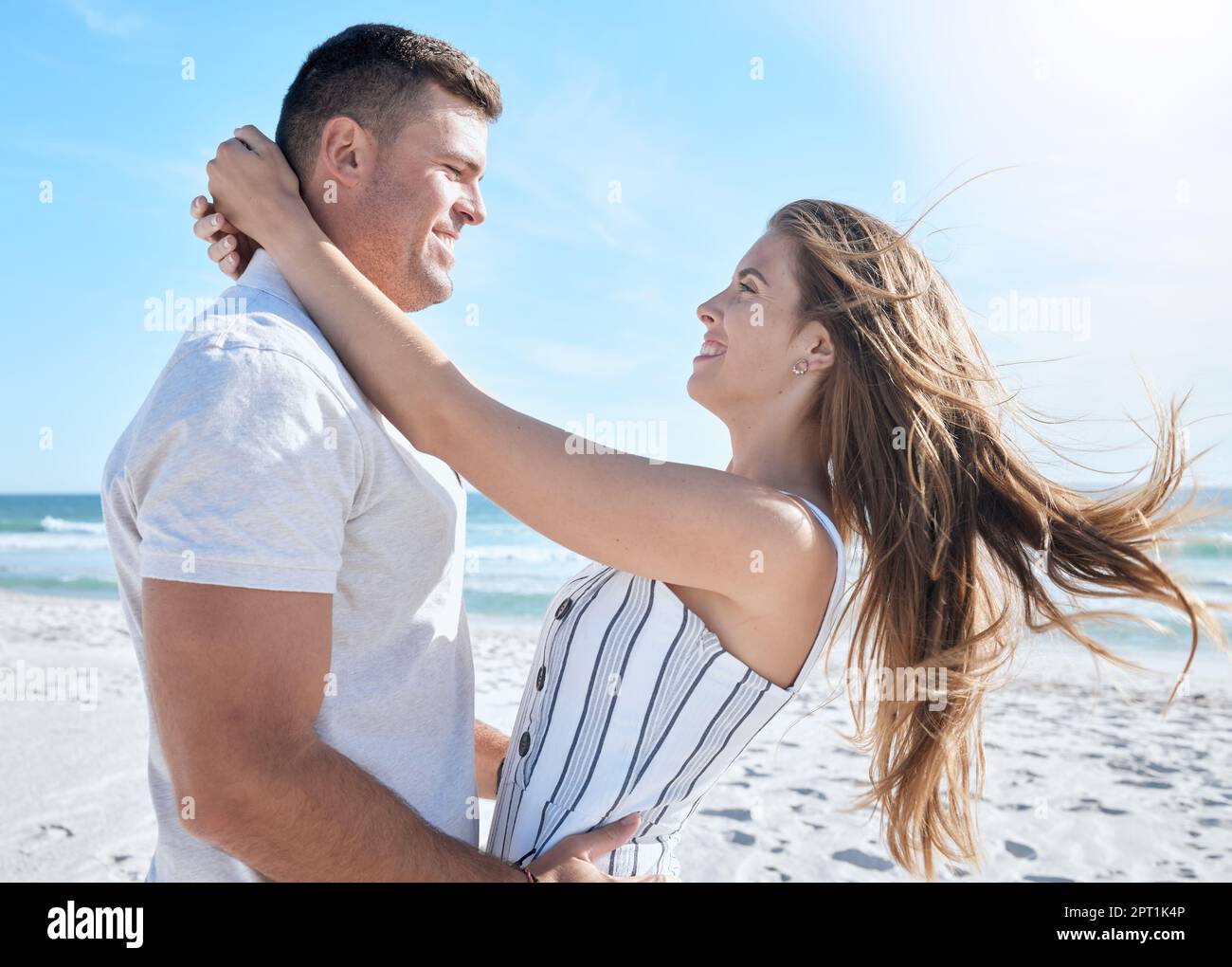 Happy cute couple hugging beach hi-res stock photography and images - Alamy