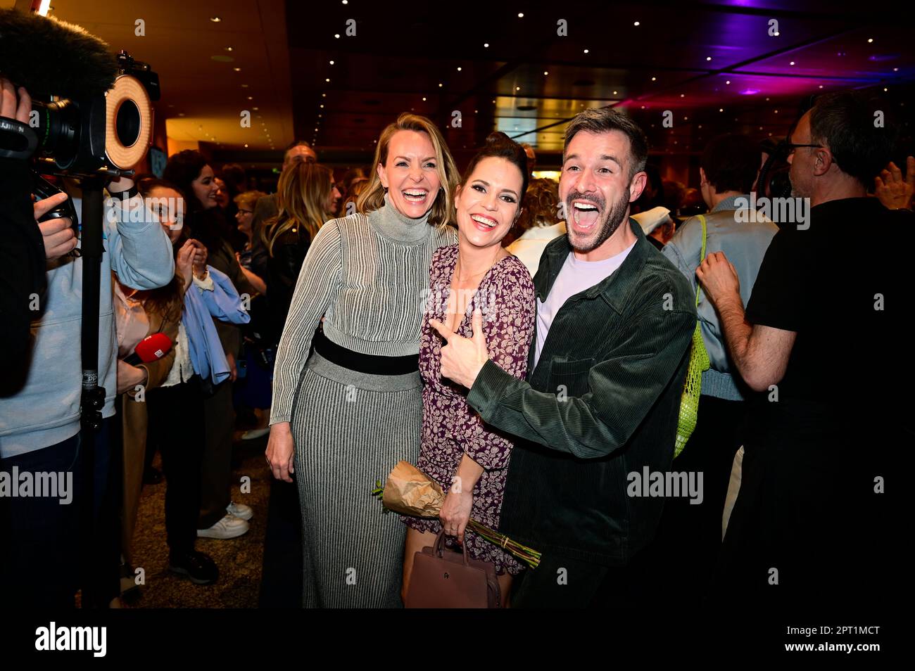 Simone Hanselmann, Birthe Wolter und Jochen Schropp bei der Premiere ...