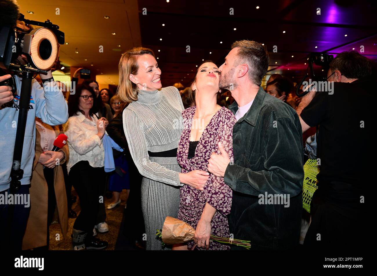 Simone Hanselmann, Birthe Wolter und Jochen Schropp bei der Premiere ...