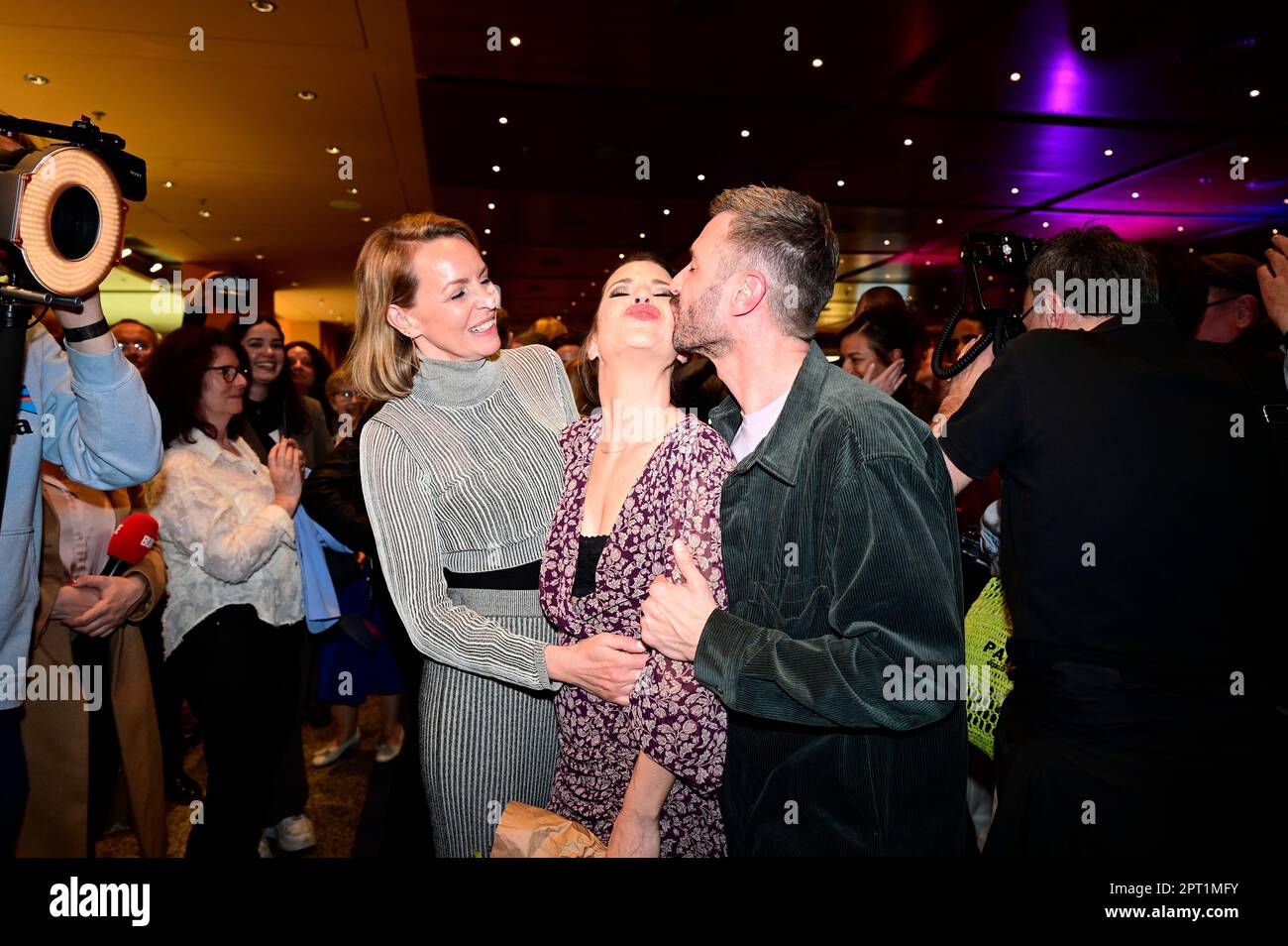 Simone Hanselmann, Birthe Wolter und Jochen Schropp bei der Premiere ...