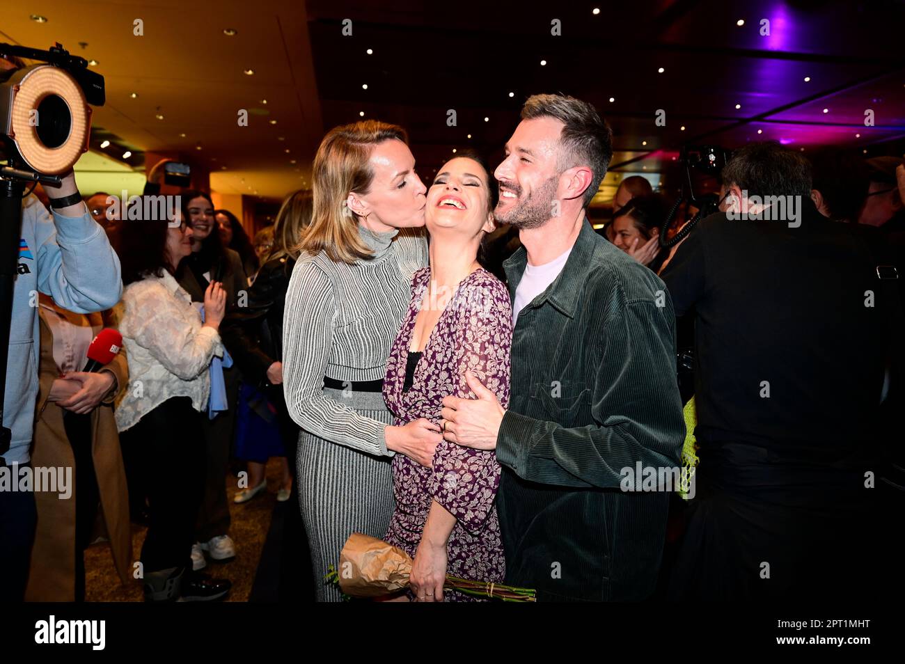 Simone Hanselmann, Birthe Wolter und Jochen Schropp bei der Premiere ...