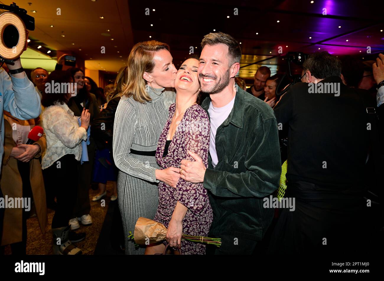 Simone Hanselmann, Birthe Wolter und Jochen Schropp bei der Premiere ...