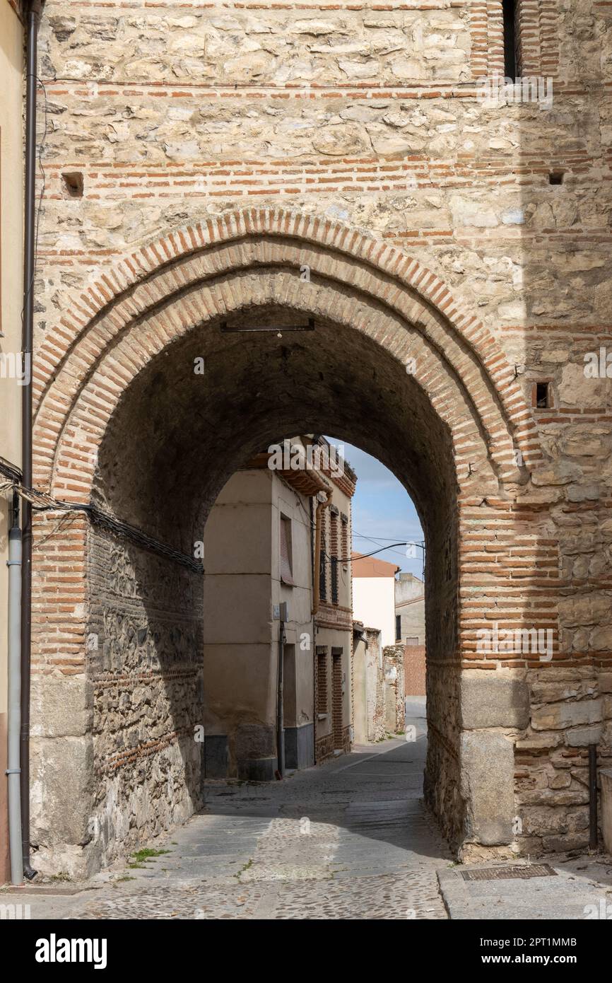 Gateway medieval walled city hi-res stock photography and images - Alamy
