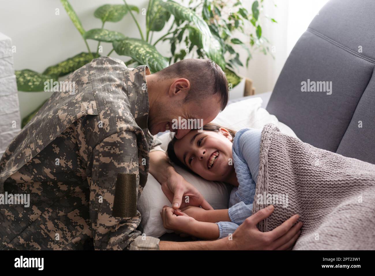 pretty little girl hugging her military father Stock Photo - Alamy