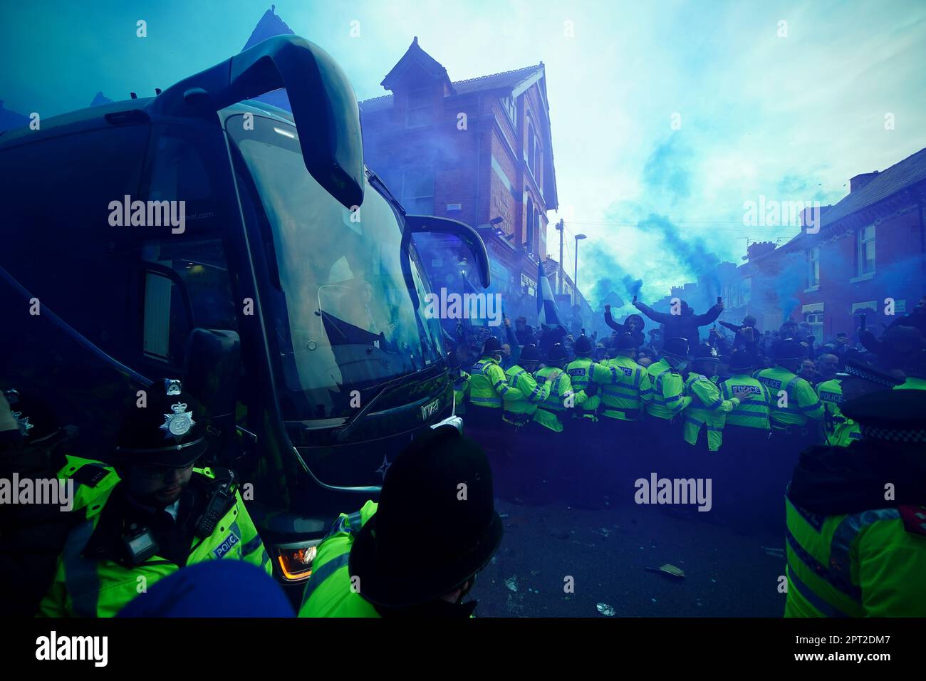 The Everton team bus arrives as police hold back Everton fans with ...