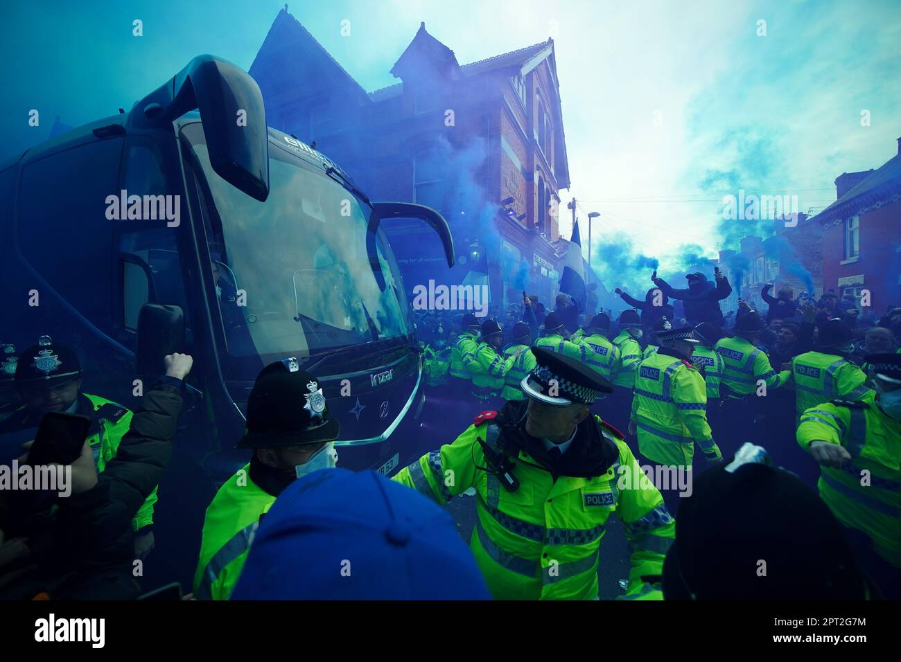 The Everton team bus arrives as police hold back Everton fans with ...