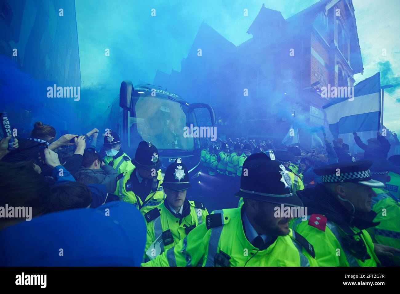 The Everton team bus arrives as police hold back Everton fans with ...