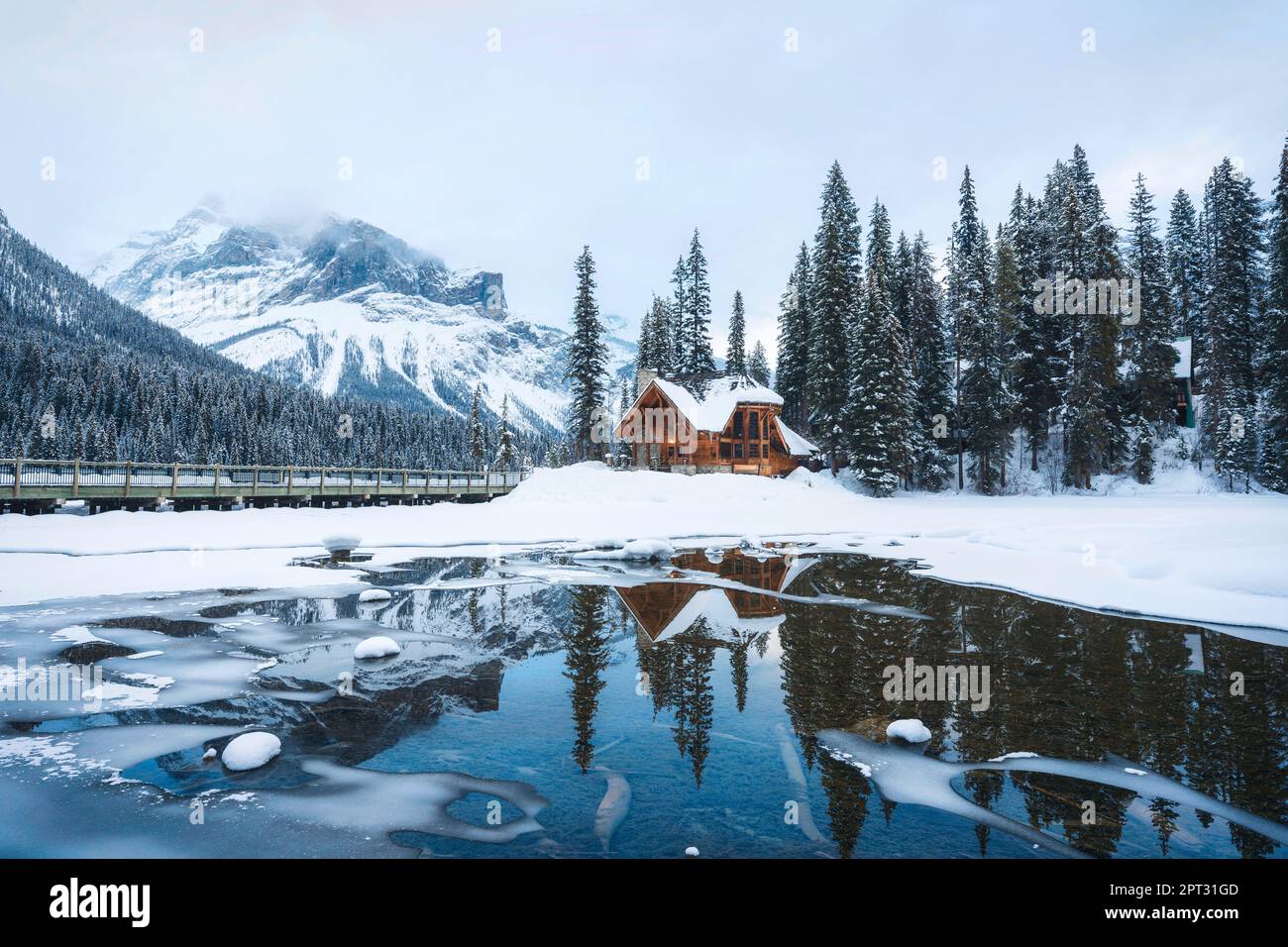 Beautiful scenery of Frozen Emerald Lake with wooden lodge in pine ...