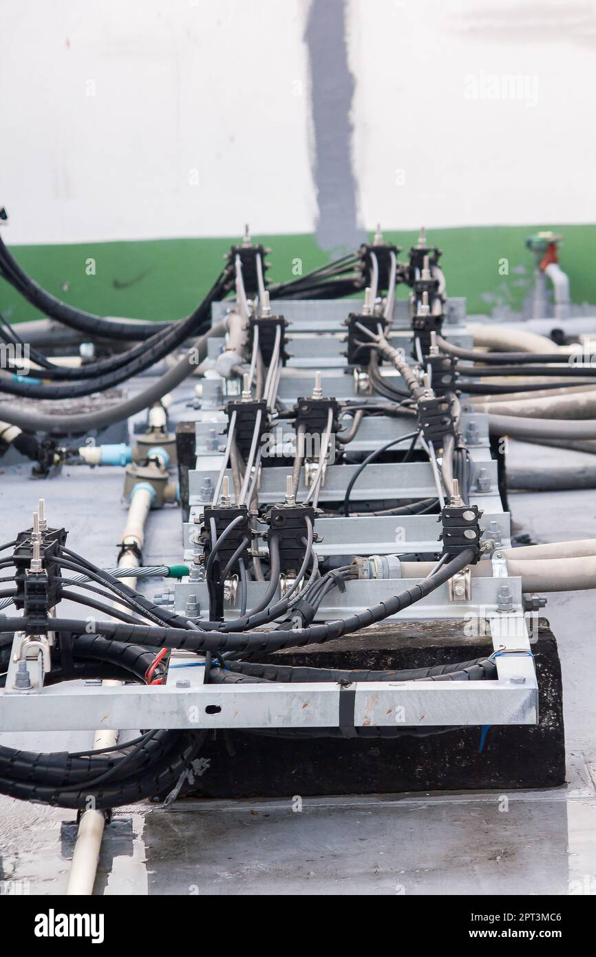 Installing the ground wire system with the steel frame of the ...