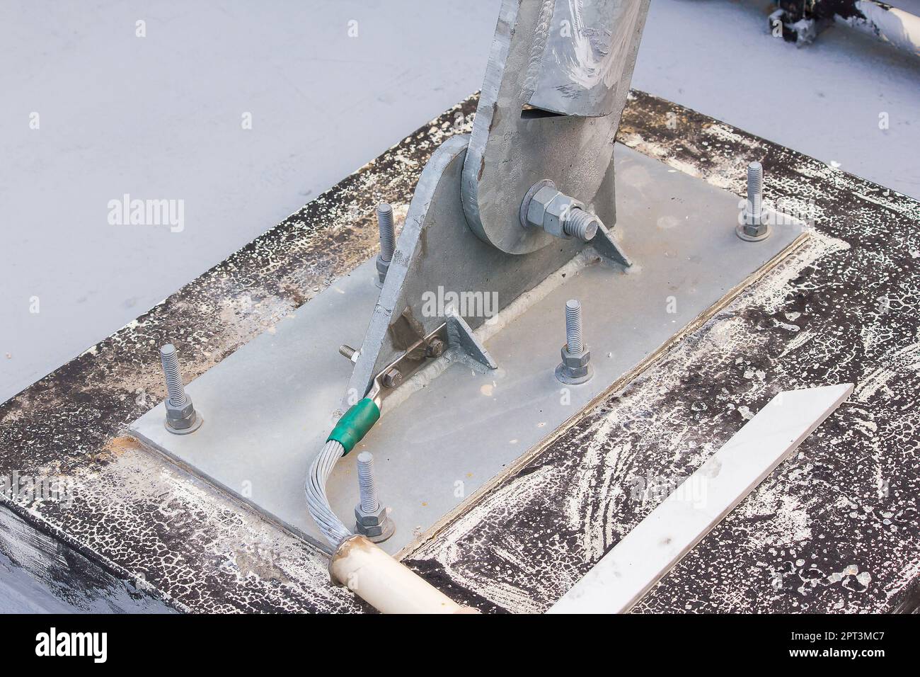Installing the ground wire system with the steel frame of the ...