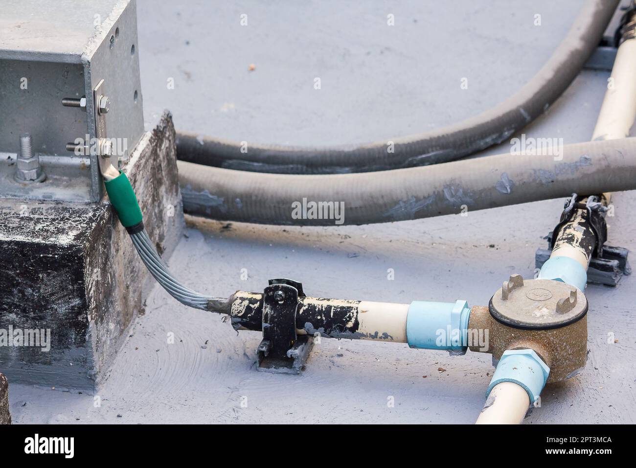 Installing the ground wire system with the steel frame of the ...