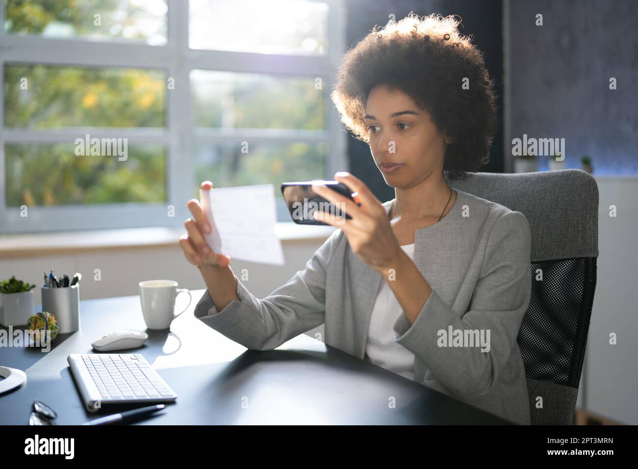 Remote Cheque Deposit Using Mobile Phone. Check Capture Stock Photo - Alamy