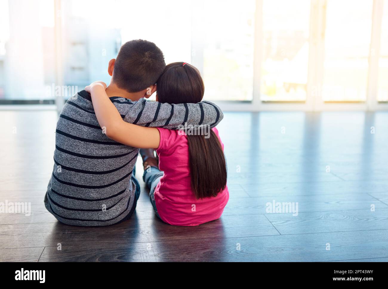 Two children arms around each other hi-res stock photography and images ...