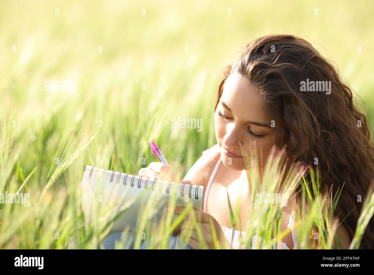 Outdoor field trip writing notebook hi-res stock photography and images ...