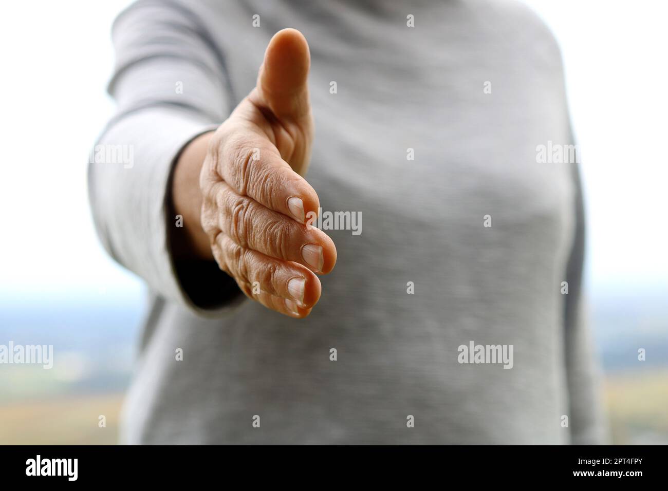 Begrüßung per Handschlag Stock Photo - Alamy