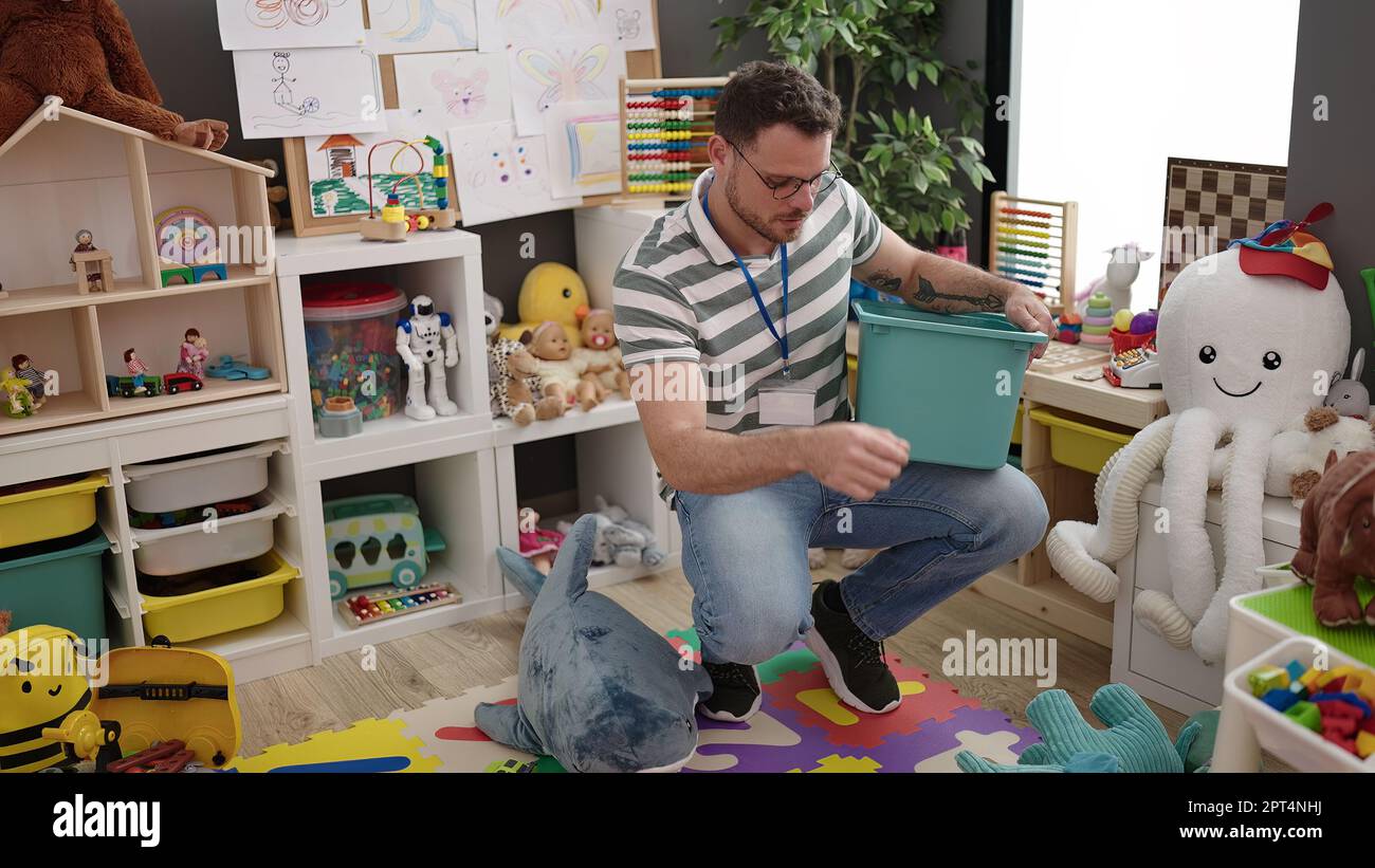 Tidy up classroom hi-res stock photography and images - Alamy