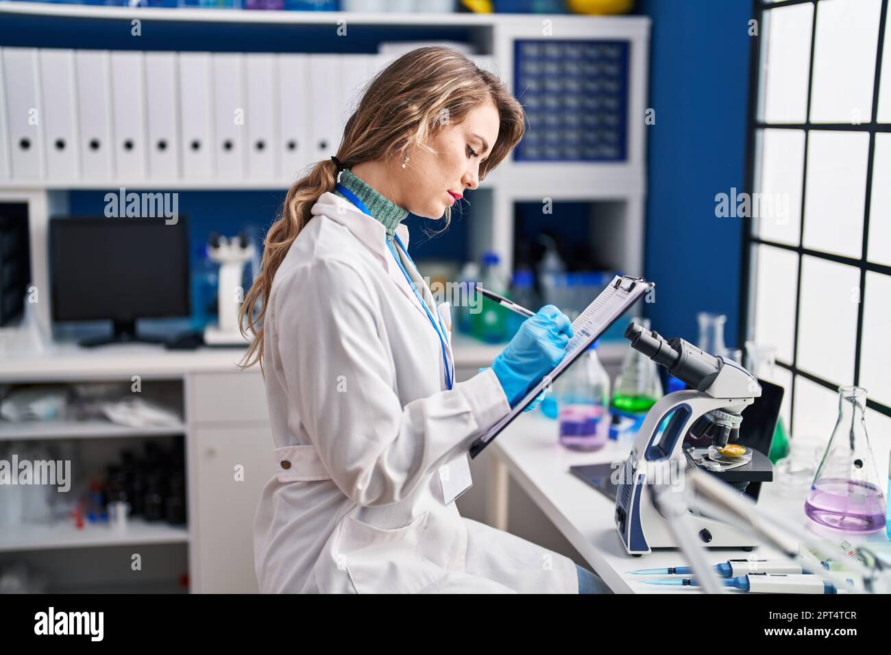 Chemist scientist report hi-res stock photography and images - Alamy