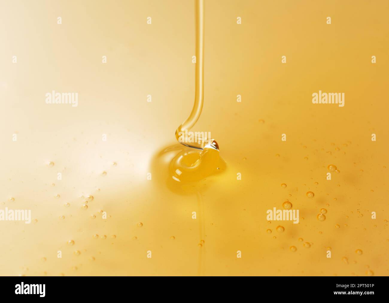 Moment of dripping honey. Close up Stock Photo - Alamy