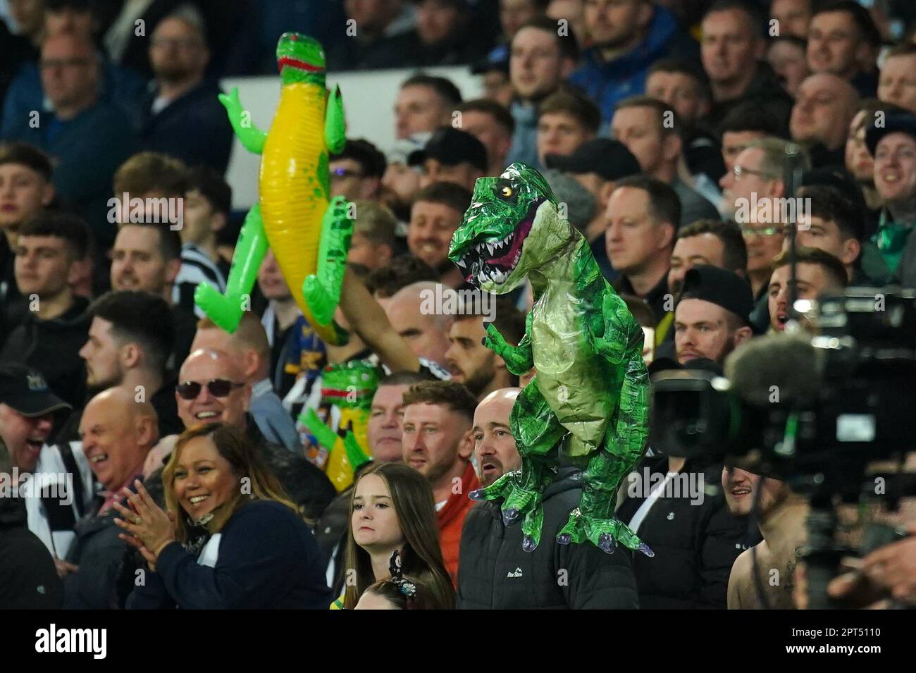 Newcastle United fans taunt Everton goalkeeper Jordan Pickford with ...