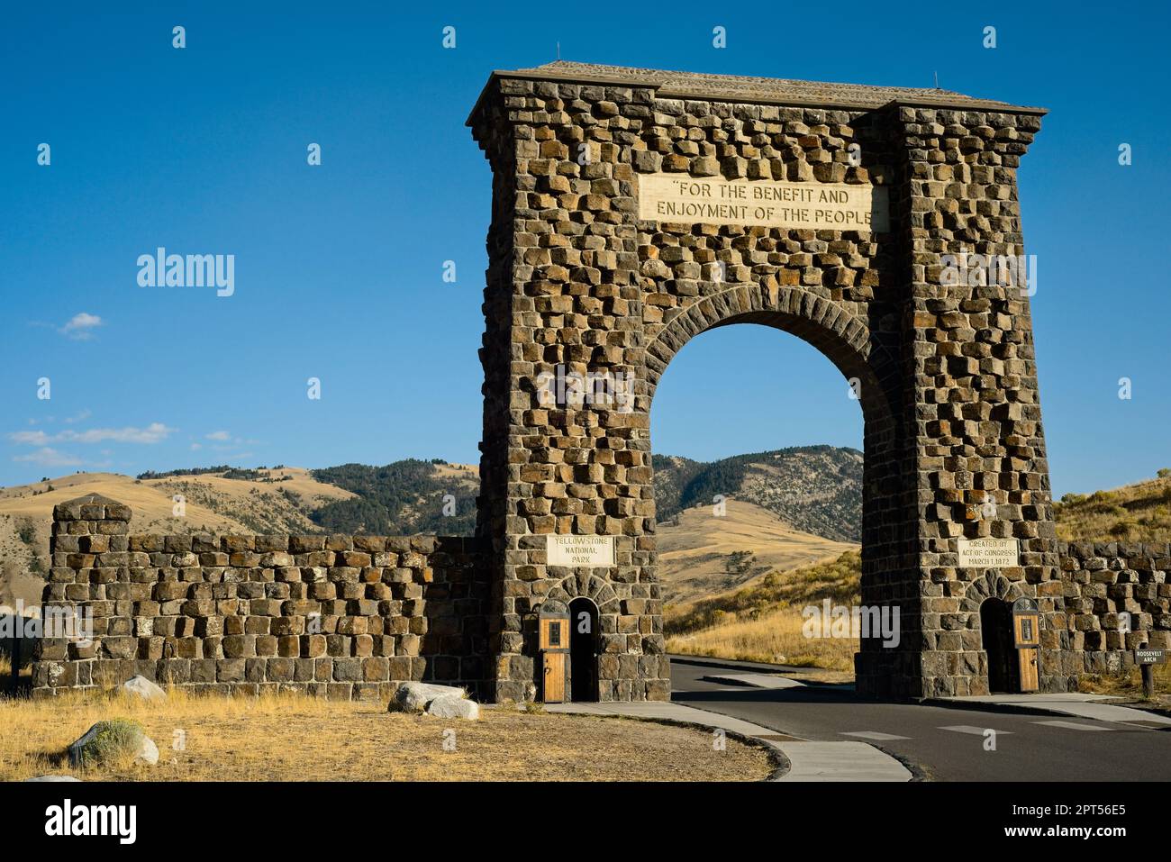 The historic Roosevelt Arch at the north entrance to Yellowstone ...