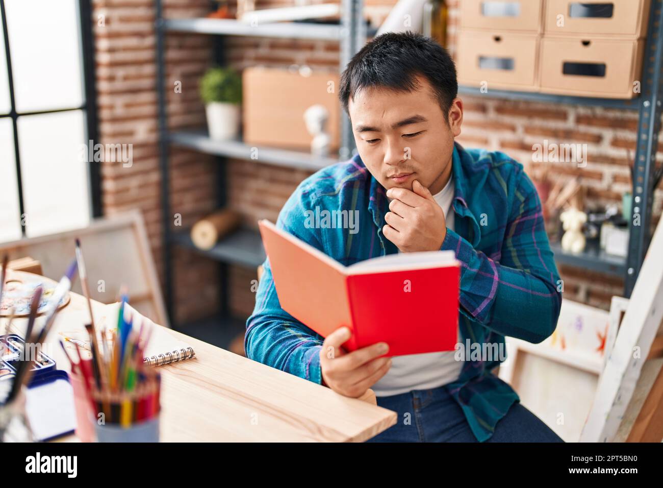 Serious chinese male artist hi-res stock photography and images - Alamy