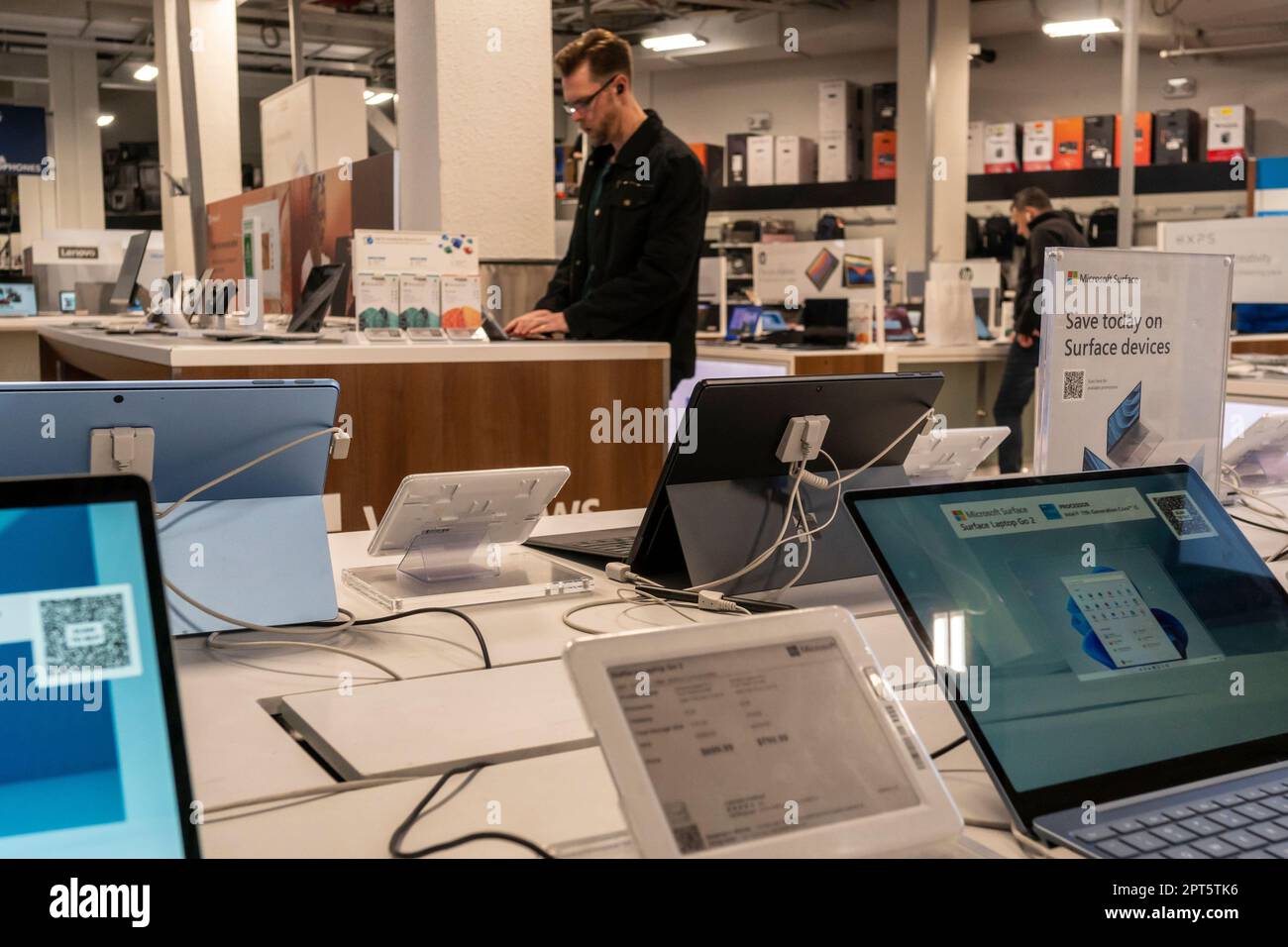 Best computer store nyc hi-res stock photography and images - Alamy