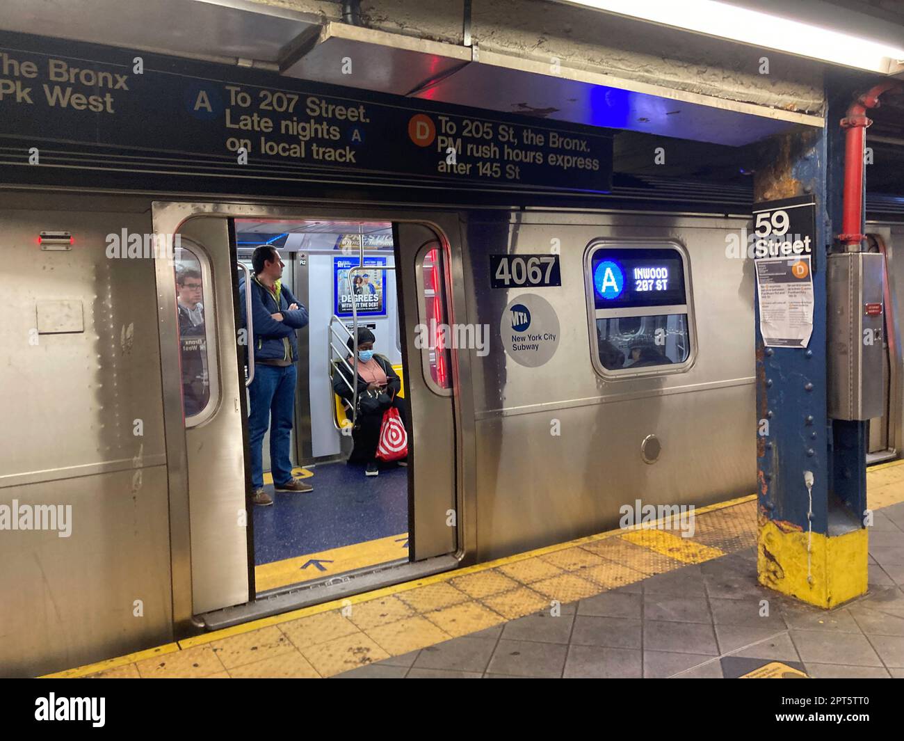Weekend subway ridership in New York on Sunday, April 23, 2023 ...
